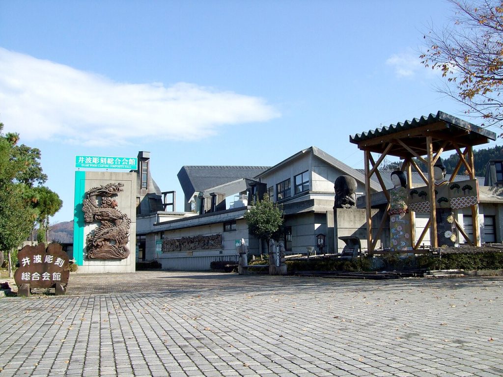 井波彫刻の里 — 日本一の木彫りの町・南砺市井波の瑞泉寺と八日町通り工房めぐり | わっか北陸
